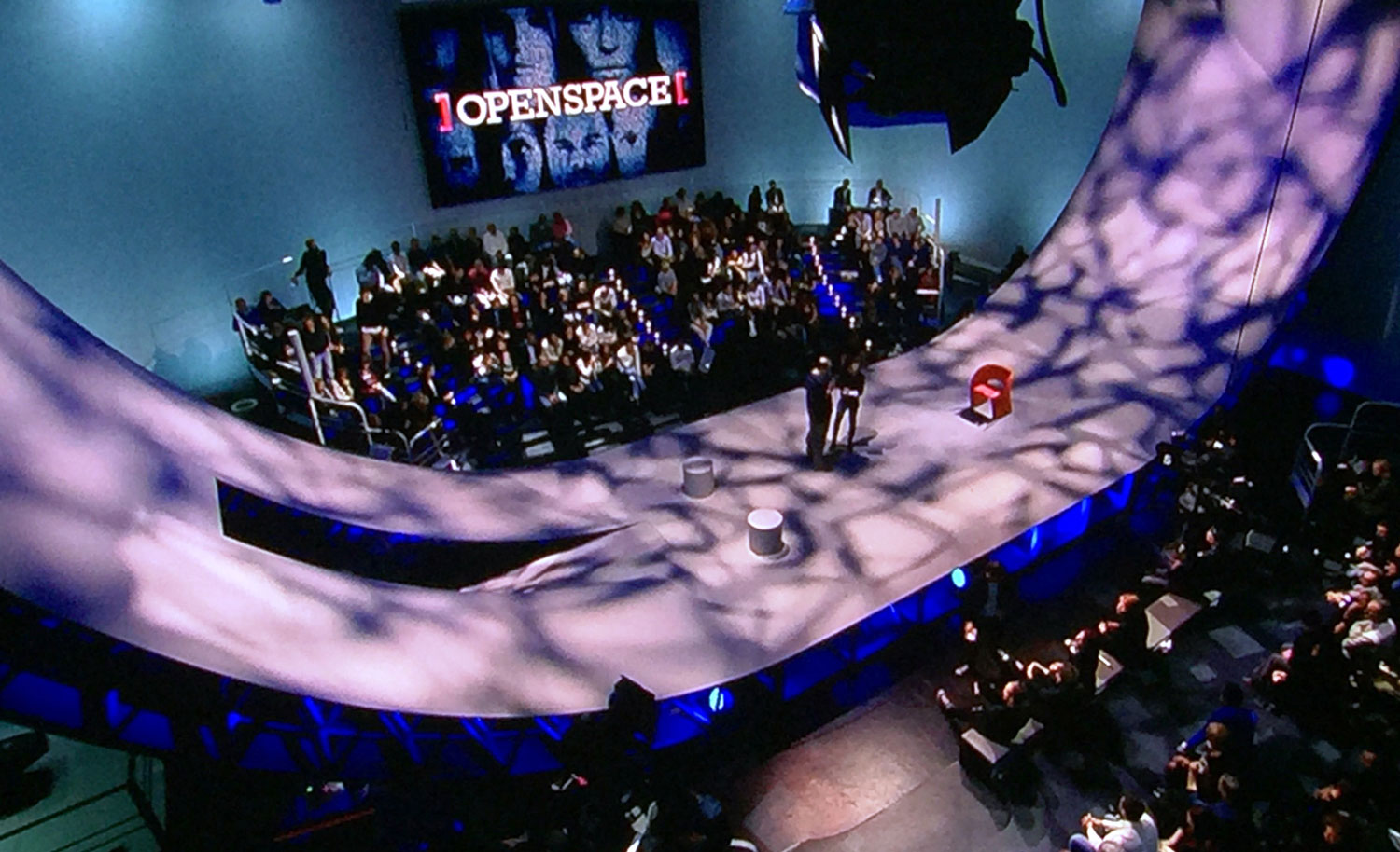 Il set televisivo di Open Space illuminato da Clay Paky | MonitoR